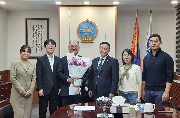 Dr. Jeong Jin-ho at Myongji Hospital wins medals from Mongolian government